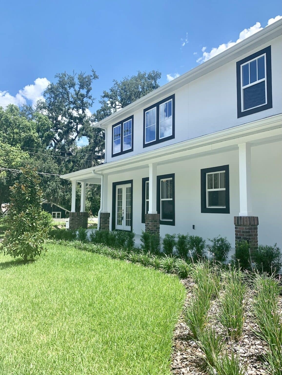 20 Best Landscaping Ideas for a Large Front Yard (2025)